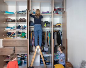 Como dobrar roupas e organizar gavetas: técnicas que economizam espaço